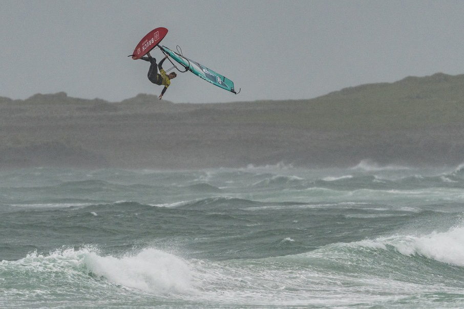 Windsurf MagazineAMAZING ACTION: TIREE